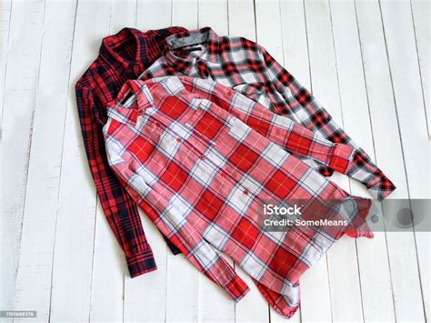 옷 개념입니다 나무 배경에 세 개의 체크 무늬 셔츠 평면도 0명에 대한 스톡 사진 및 기타 이미지 0명 3가지 개체 개념