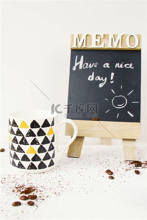 咖啡豆，杯子，黑板上的文字和字母，工作室拍摄，白色背景高清摄影大图 千库网