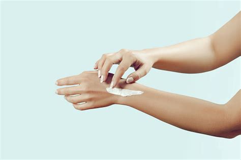 아름다운 여자의 손 여성 손 적용 크림 로션 스파 및 매니큐어 컨셉 부드러운 피부 스킨케어 컨셉 핸드 스킨 케어 보습제에 대한