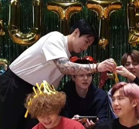 Bts After Flaunting Purple Hair Jungkook Drives Army Fangirls Crazy