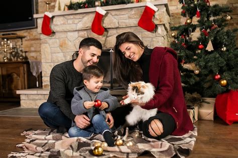 Família pela chaminé no Natal Foto Grátis