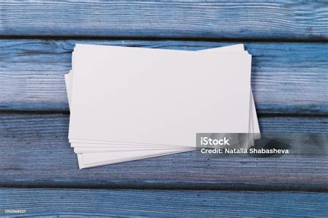 블루 바이올렛 자연 나무 배경에 명함의 두 빈 스택을 조롱의 클로즈업 갈색에 대한 스톡 사진 및 기타 이미지 갈색 공란
