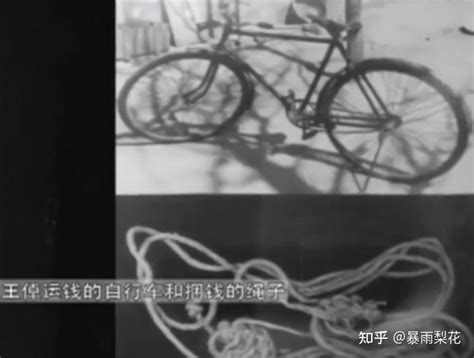 62年前，他伪造周恩来总理的字迹和批文，骗取银行20万巨款，为销毁罪证，他和母亲躲在家中天天烧钱，最终冒出的青烟导致东窗事发，这就是震惊全国的