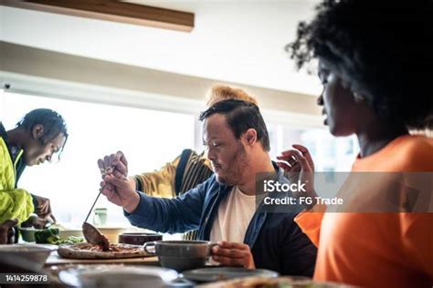 집에서 피자를 만드는 친구 특별한 도움이 필요한 사람 포함 요리하기 음식 준비에 대한 스톡 사진 및 기타 이미지 요리하기 음식 준비 장애인 20 29세 Istock