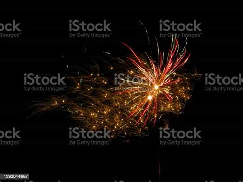 검은 하늘의 배경에 다채로운 불꽃 놀이 경례 휴일과 축하의 개념 크리스마스와 새해 0명에 대한 스톡 사진 및 기타 이미지 0