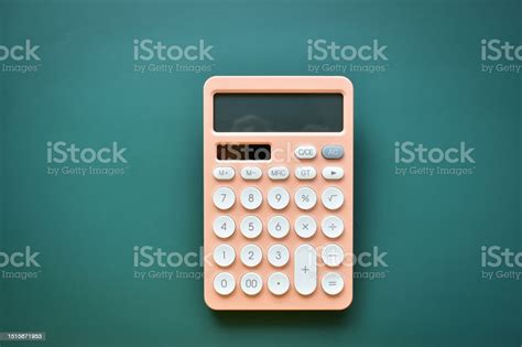 현대 복숭아 색 파스텔 계산기와 녹색 배경에 흰색 버튼 비즈니스 및 재무 회계 개념 계산기에 대한 스톡 사진 및 기타 이미지