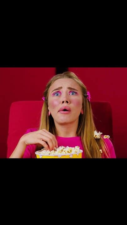 Охранники выгнали девушек из кинотеатра Youtube