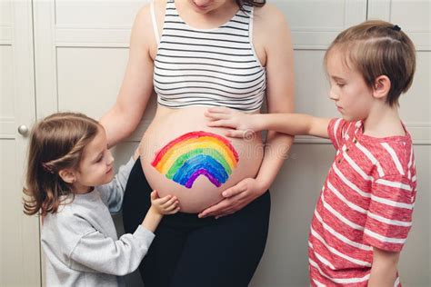 Niño Lindo Con Hermana Dibujando Arco Iris Sobre El Vientre Embarazada De Su Madre Nacimiento