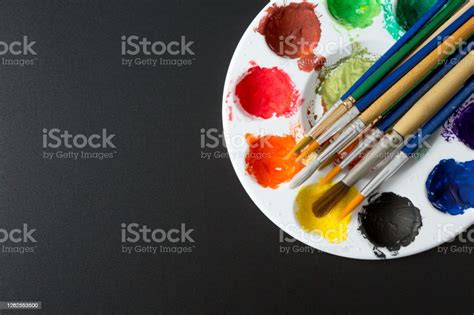 검은 색 배경과 복사 공간에 다채로운 수채화 팔레트와 페인트 브러시의 상단 보기 0명에 대한 스톡 사진 및 기타 이미지 0명