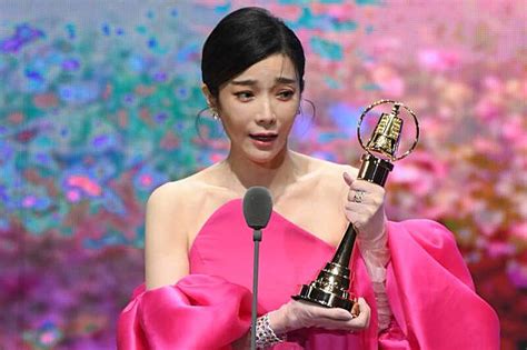 金鐘58》蔡淑臻拿獎了！以《村裡來了個暴走女外科》成功封后 自由電子報 Line Today