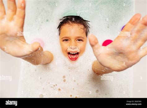 Lindo Chico Con Sonrisa Risa Y Gritar Feliz Nadar En La Parte De Atrás Con Jabón En El Baño De