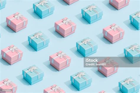 파스텔 핑크와 블루 크리스마스 선물 상자의 최소 구성 배경 개념에 대한 스톡 사진 및 기타 이미지 개념 개념과 주제 계절
