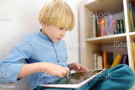 태블릿으로 Pc 게임을 하는 미취학 아동 소년 가젯에서 과용 및 중독 아이 충돌 개념에 대한 스톡 사진 및 기타 이미지 충돌