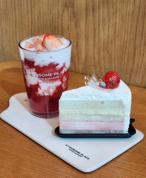 투썸플레이스 스트로베리 라떼와 딸기 우유 생크림 케이크 신메뉴 후기 네이버 블로그