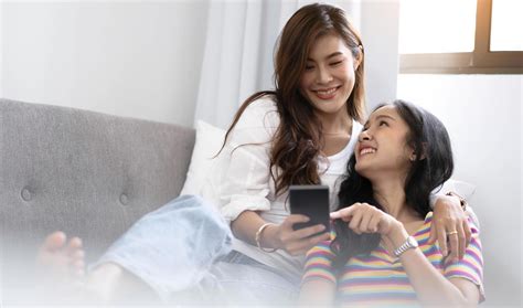 Joven Y Hermosa Mujer Asiática Amante De La Pareja De Lesbianas Usando Videollamadas De