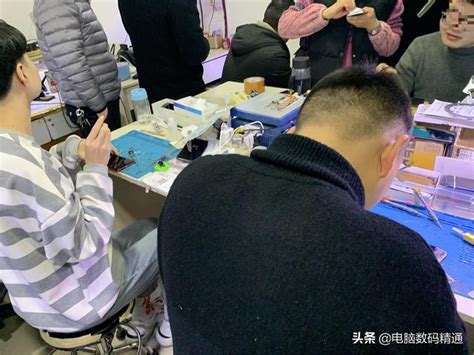 電腦修好後客戶發現5個硬盤被拆掉了4個，店家：滾遠點別礙事 每日頭條