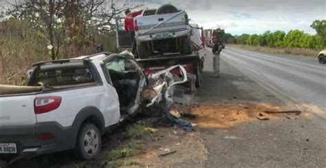 Homem morre e 4 pessoas ficam feridas após batida entre picape e