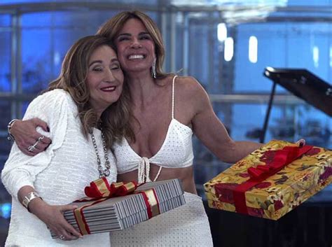 Elenco Se Reúne Para Gravar Vinheta De Fim De Ano Da Redetv Ofuxico