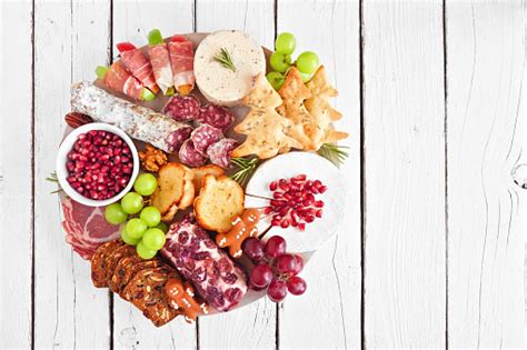 크리스마스 테마 Charcuterie 보드 흰색 나무에 대한 오버 헤드 보기 치즈보드에 대한 스톡 사진 및 기타 이미지 치즈