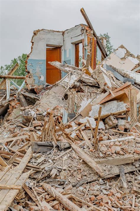 Escombros De Una Vieja Casa En Ruinas Pila De Fragmentos De Construcción Foto de archivo