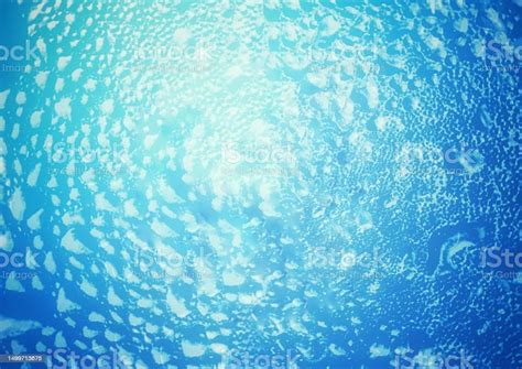 透明なガラスの背景に青い水滴の抽象的な背景 しずくのストックフォトや画像を多数ご用意 しずく しぶき しぶきを上げる Istock