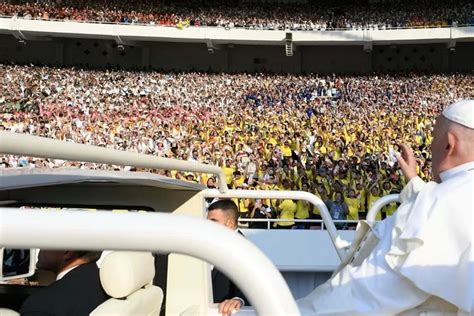 Di Misa Kudus Stadion Gelora Bung Karno Paus Fransiskus Berikan Ucapan