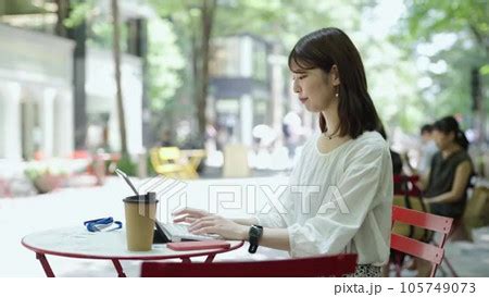 屋外でPC操作をする女性の動画素材 PIXTA