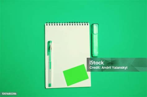 작업 영역 복사 공간 녹색 배경 최소한의 스타일으로 마커 펜과 종이 노트북 책상의 크리에이 티브 플랫 하다 바탕 화면 작업 프리랜서 및 카피라이터입니다 텍스트에 대 한