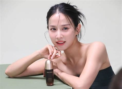 패션엔 조여정 부러운 꿀 피부 변함없이 탄탄한 동안 오프숄더 드레스룩