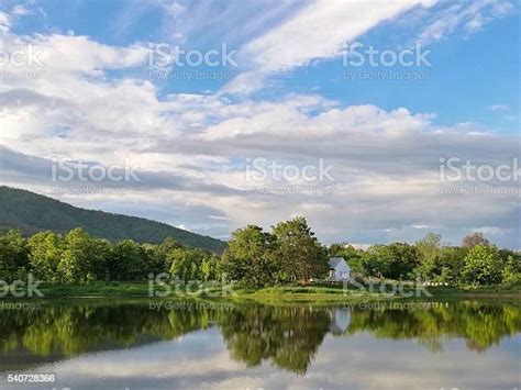성찰이요 천연 나무 스카이 있는 호수 0명에 대한 스톡 사진 및 기타 이미지 0명 강 경관 Istock