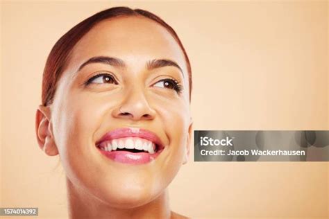 얼굴 뷰티 스킨케어 그리고 갈색 배경 모형 공간에 고립된 스튜디오에서 생각하는 여성 화장품 자연스럽고 행복한 모델로 피부과 미적 및 웰빙을 위한 스파 페이셜 트리트먼트 18