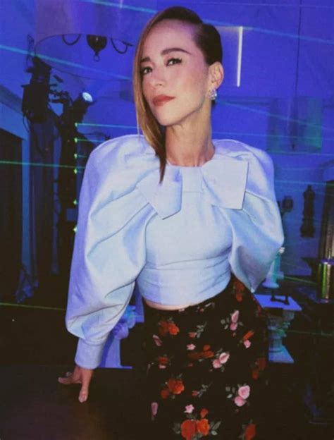 Karine Vanasse Est La Reine Du Style Dans Cette Minirobe Aux épaules
