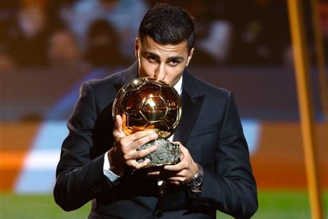 شاهد ملخص تتويج رودري بجائزة الكرة الذهبية لعام 2024 رياضة الجزيرة نت