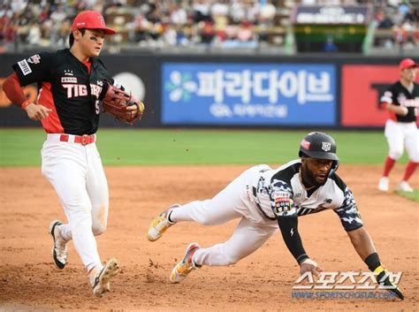 포토 로하스 3루 진루 자초한 김도영