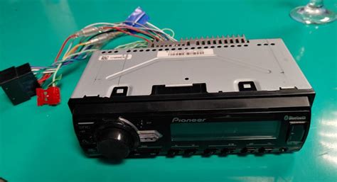 Avtoradio Pioneer (MVH - 29BT)