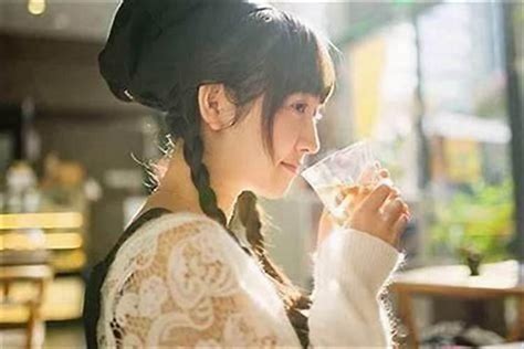 白羊座妹子会喜欢一个人的表现属鸡女人暗恋你的表现有哪些 生肖 若朴堂文化
