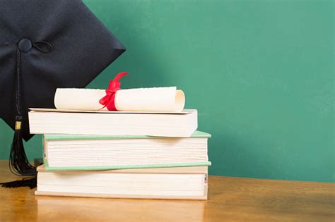 세련된 나무 책상에 박격포 교과서 및 졸업장 분필 보드 배경 복사할 수 있는 훌륭한 공간 0명에 대한 스톡 사진 및 기타 이미지