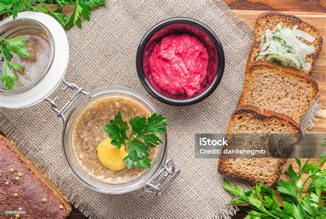 레스토랑 서비스 컨셉 국가 요리 러시아어 전통 요리 홀로데트 마늘과 겨자와 파로 장식 된 향신료를 곁들인 홈메이드 젤리 고기