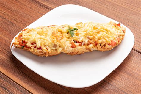 나무 배경에 토마토 모짜렐라 치즈 바질을 곁들인 브루스케타 전통적인 이탈리아 전채 또는 간식 안티 파소 격리 건강한 식생활에