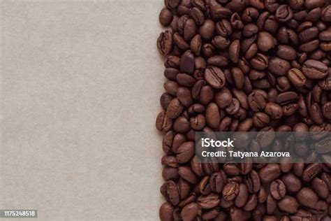 갈색 종이 배경에 검은 커피 콩 빈티지 추상적 인 패턴입니다 텍스트의 공간을 복사합니다 자연 배경 골판지 질감 0명에 대한 스톡 사진 및 기타 이미지 Istock