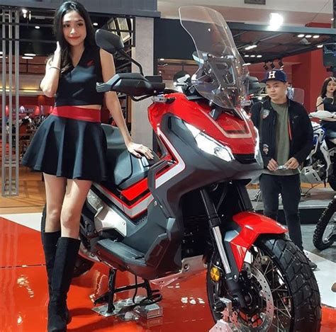 Sales Promotion Girl SPG Cantik Seksi Usher Otomotif IIMS Indonesia Motor Show Honda Motor