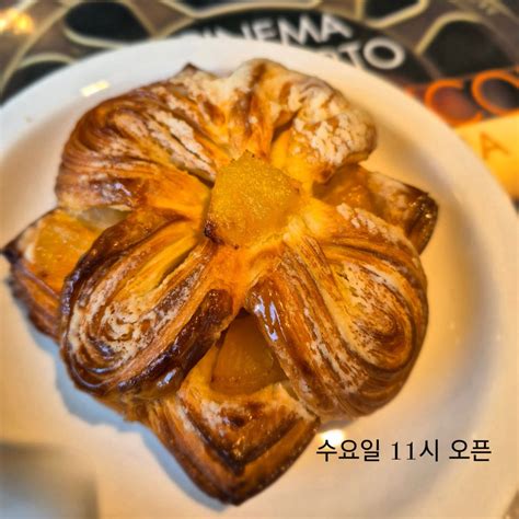 12월18일 수요일🌞 비아토르는 11시에 열어요~♡ 금일 라인업입니다 오리지널크로아상 뺑 오 쇼콜라 초코 크로아상