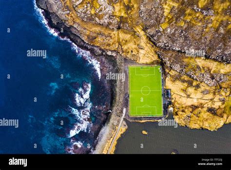 Luftaufnahme von Fußball Feld zwischen Meer und Bergen Eidi Eysturoy