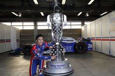 ホンダ、佐藤琢磨のインディ500優勝トロフィーを本社ビルで特別展示 【 F1 Gate Com