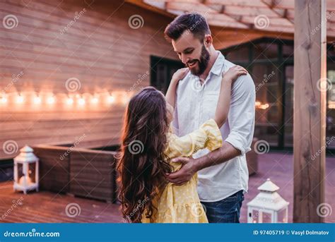 Vati Mit Tochter Stockbild Bild Von Liebe Betrieb Familie 97405719