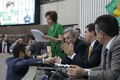 Reforma Da Previdência é Aprovada Em Meio A Protestos Base Destaca