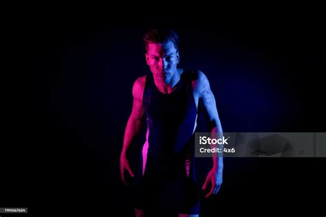 허리 업 1 인 정면 2029세 잘생긴 사람 코 카 서 스 남성 젊은 남자 레슬링 선수 전투 스포츠 그레코 로마 레슬링 앞 검은 배경 착용 스포츠 의류 스포츠 유니폼 마초