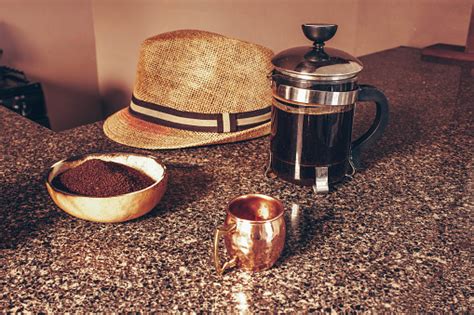 수제 분쇄 커피 그릇과 쿠바 모자를 곁들인 에스프레소 커피 컵과 프렌치 커피 메이커 0명에 대한 스톡 사진 및 기타 이미지 0명 갈색 고풍스런 Istock