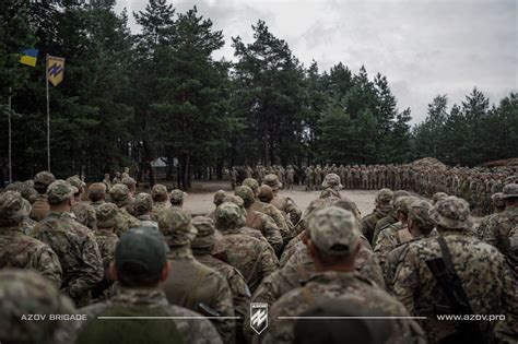 Звільнений з полону Денис Прокопенко зустрівся з особовим складом