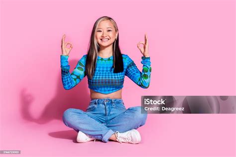 사랑 스럽다 사랑스러운 여자가 입고 프린트 탑의 전체 길이 사진 두 개의 Okey 표지판 빈 공간 고립 된 분홍색 배경 20 24세에 대한 스톡 사진 및 기타 이미지